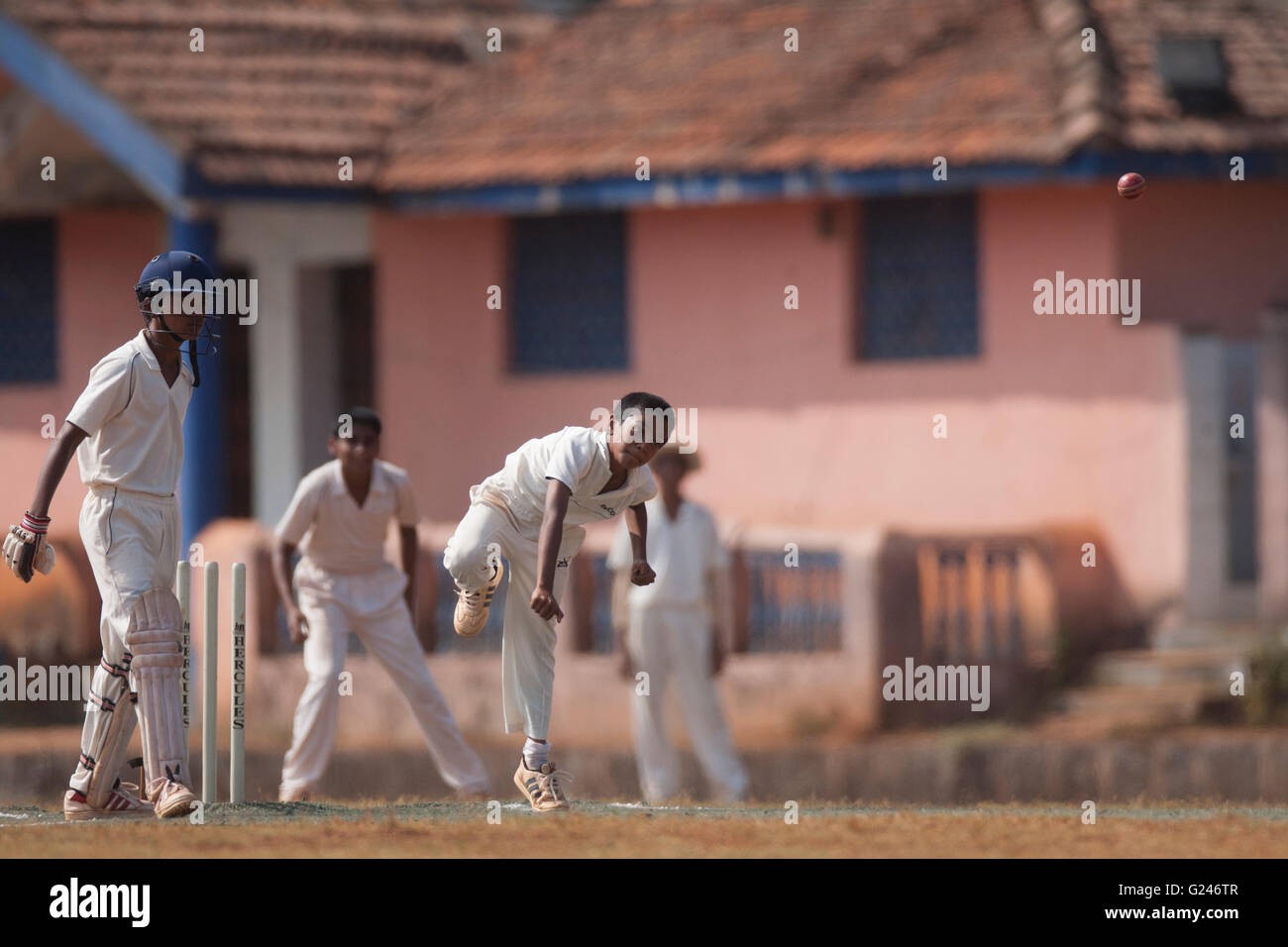 Kids playing cricket hi-res stock photography and images - Alamy