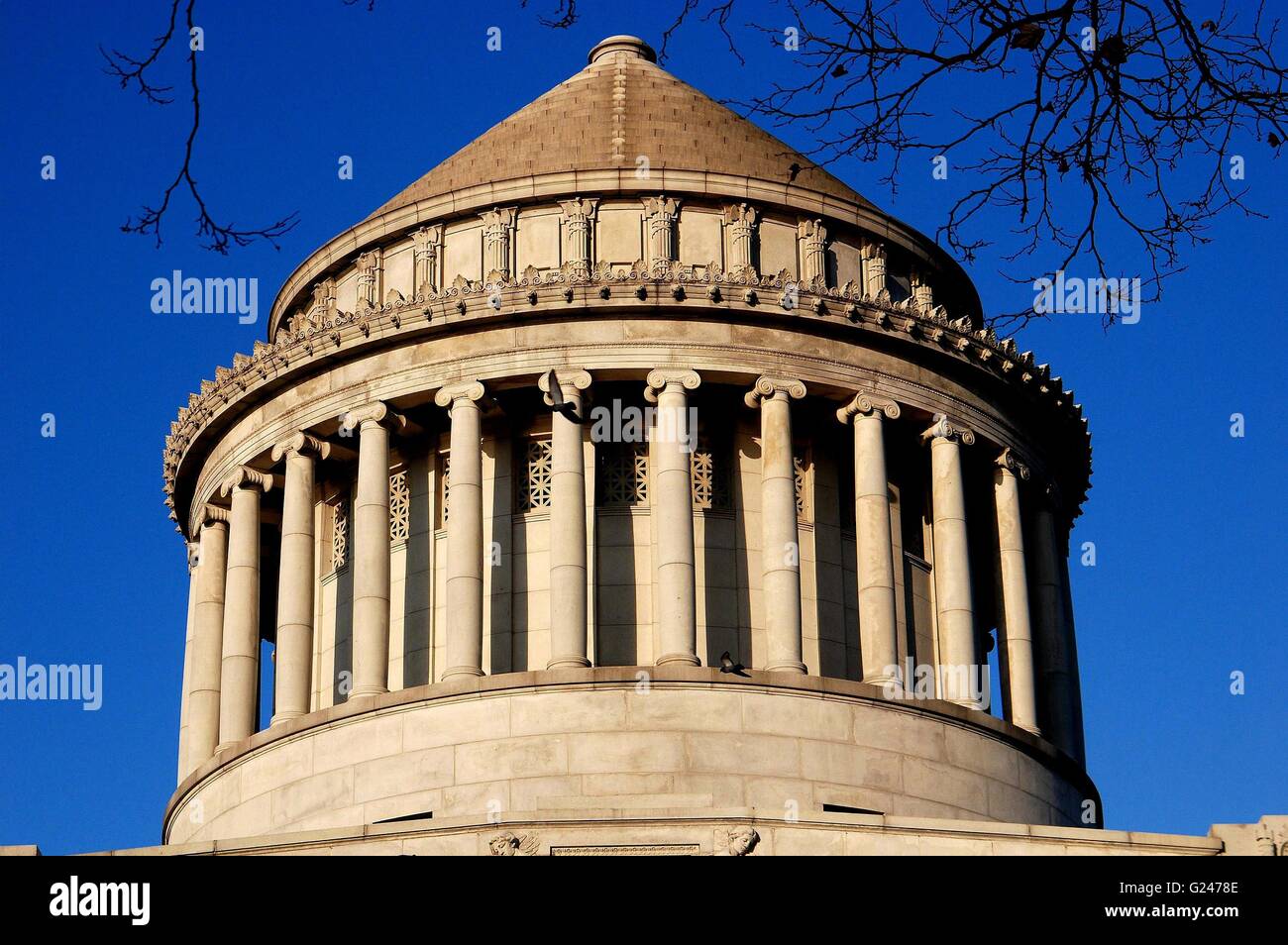 New York City: Conical dome with doric columns atop Grant's Tomb in ...