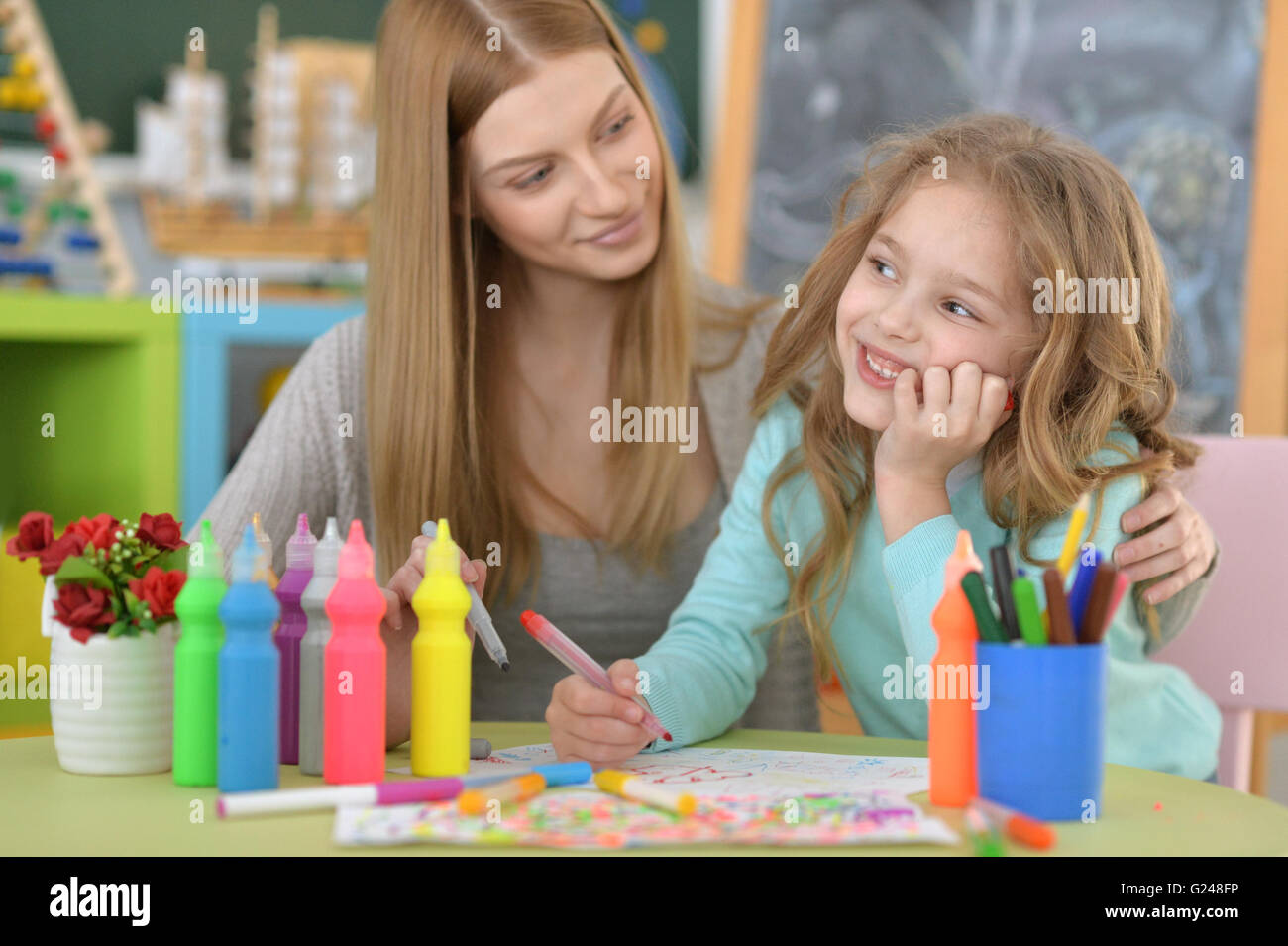 Elementary school art class Stock Photo - Alamy