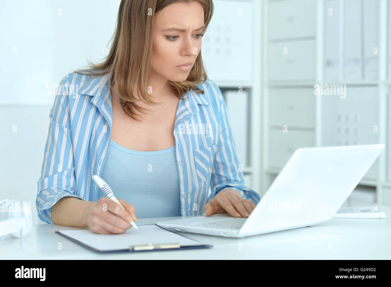 Young business woman using laptop Stock Photo - Alamy