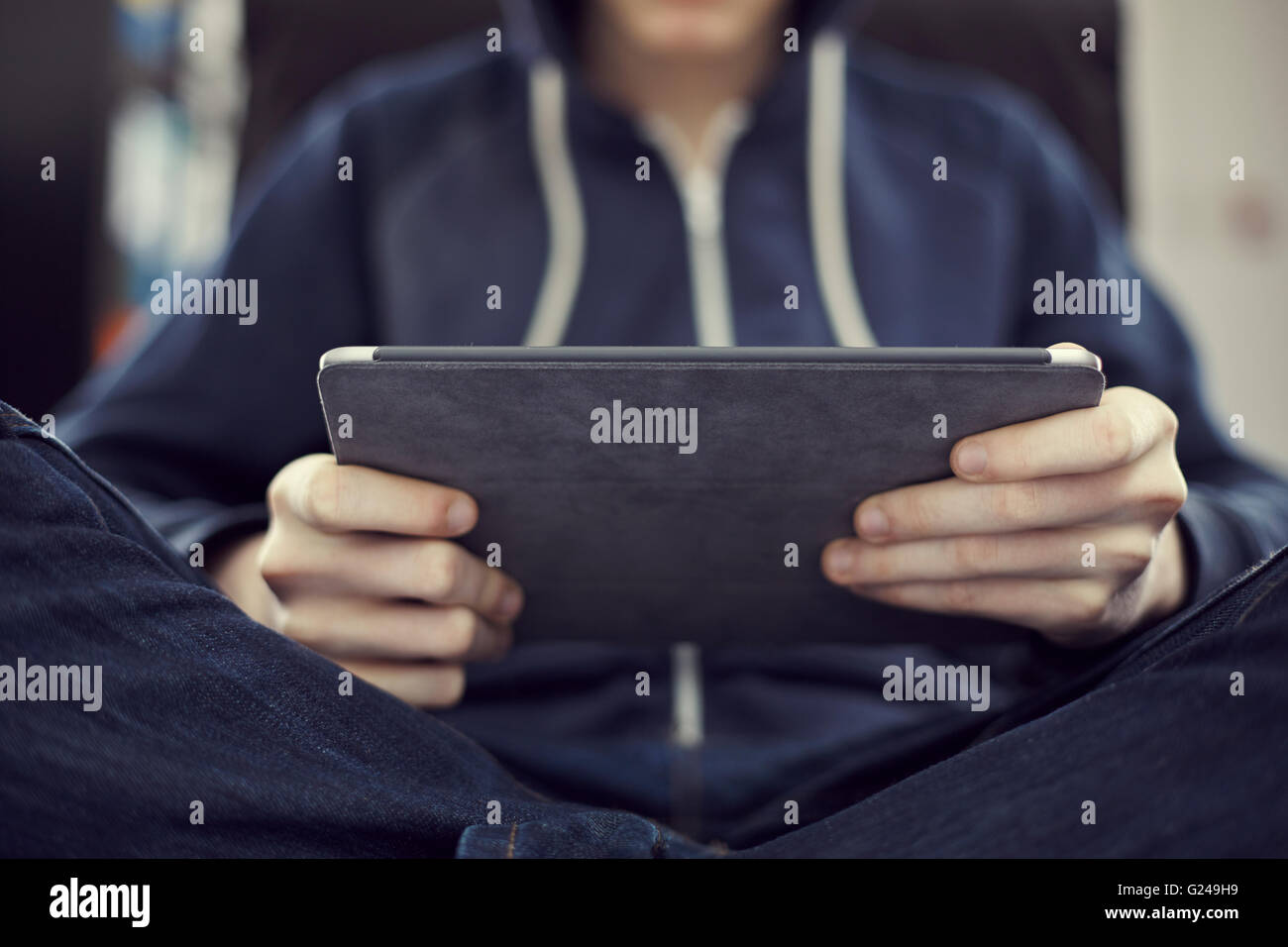 Tablet ipad hands hi-res stock photography and images - Alamy