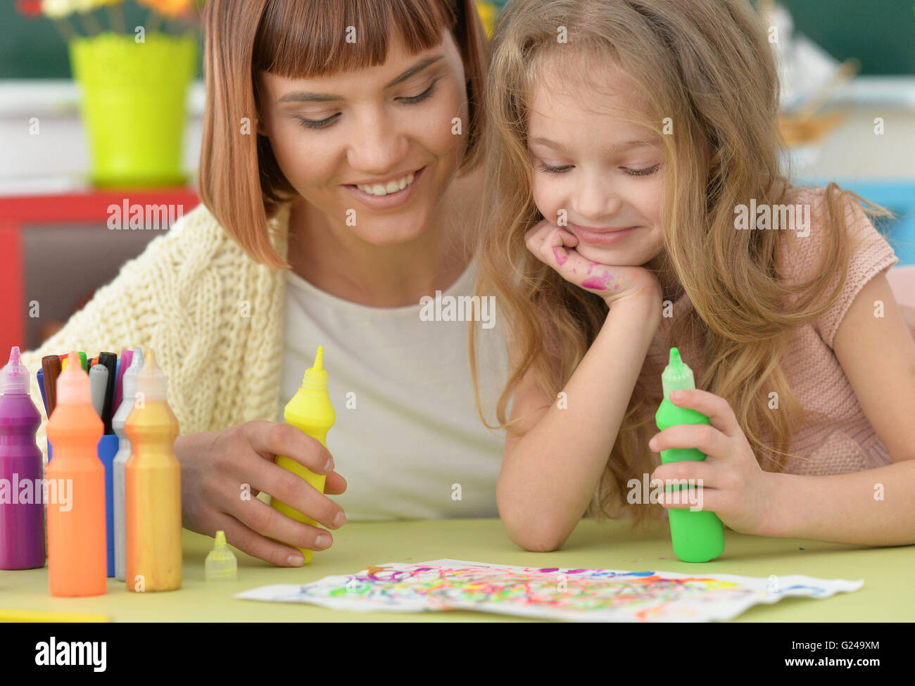 Elementary school art class Stock Photo - Alamy