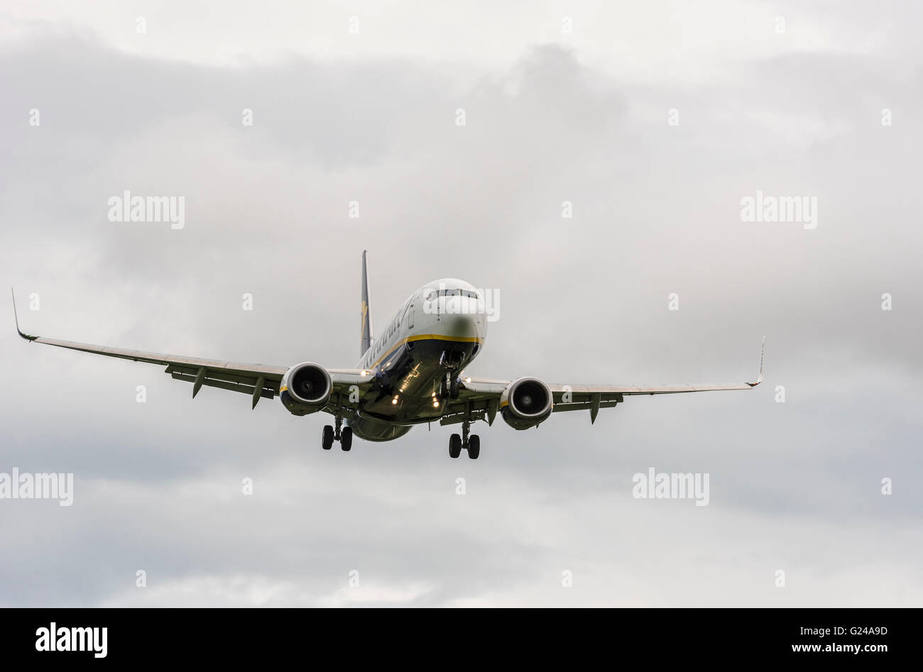 Air landing hi-res stock photography and images - Alamy