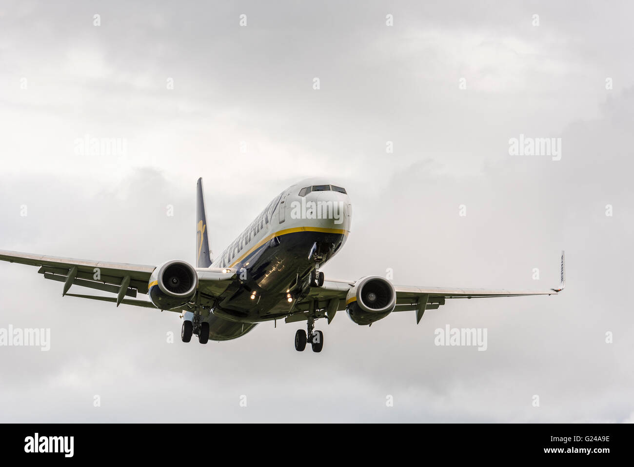 Ryanair aircraft plane landing hi-res stock photography and images - Alamy