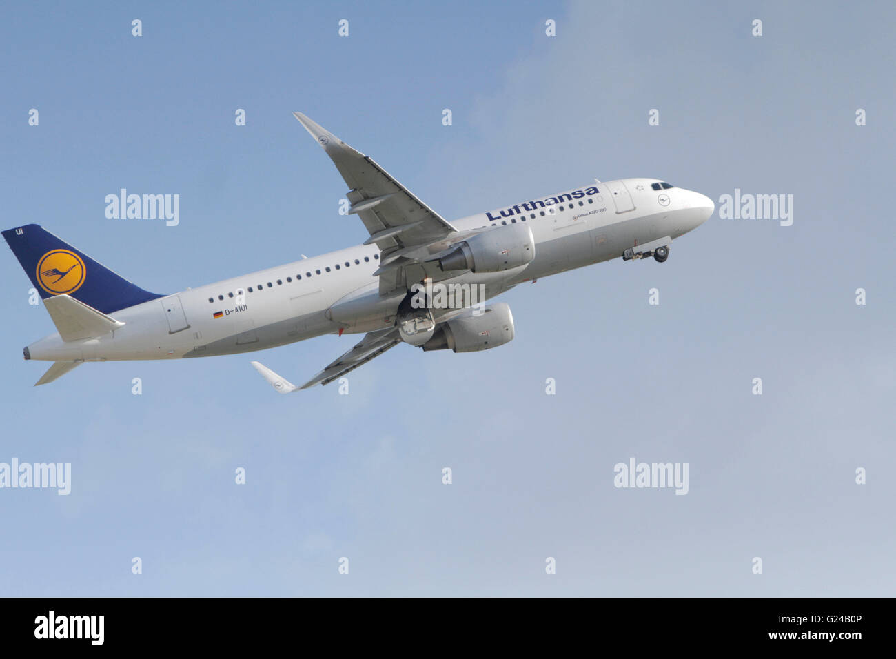 Airbus a320 cockpit takeoff hi-res stock photography and images - Alamy