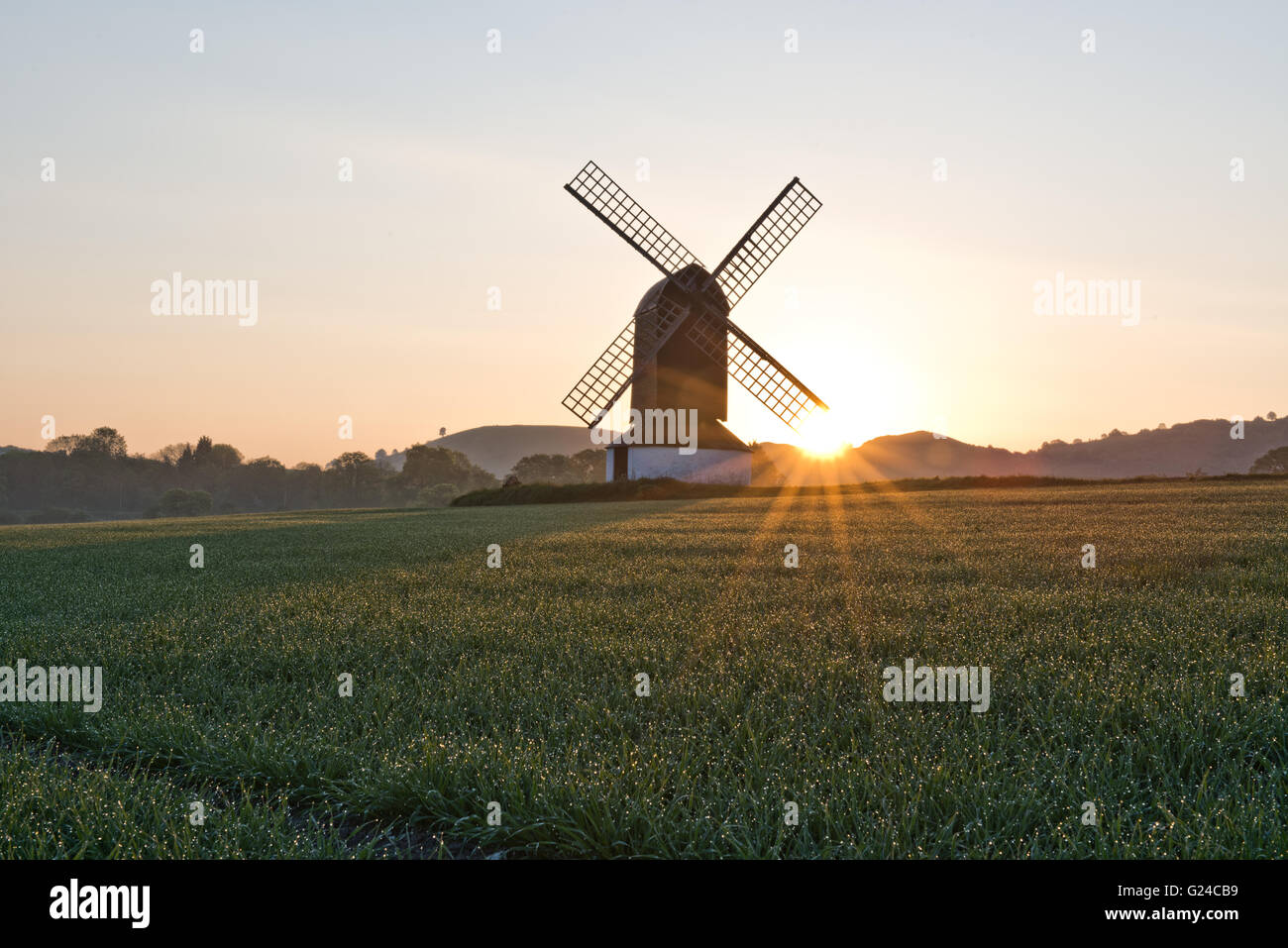 Sunrise at Pitstone Windmill with Ivinghoe Beacon in the distance ...