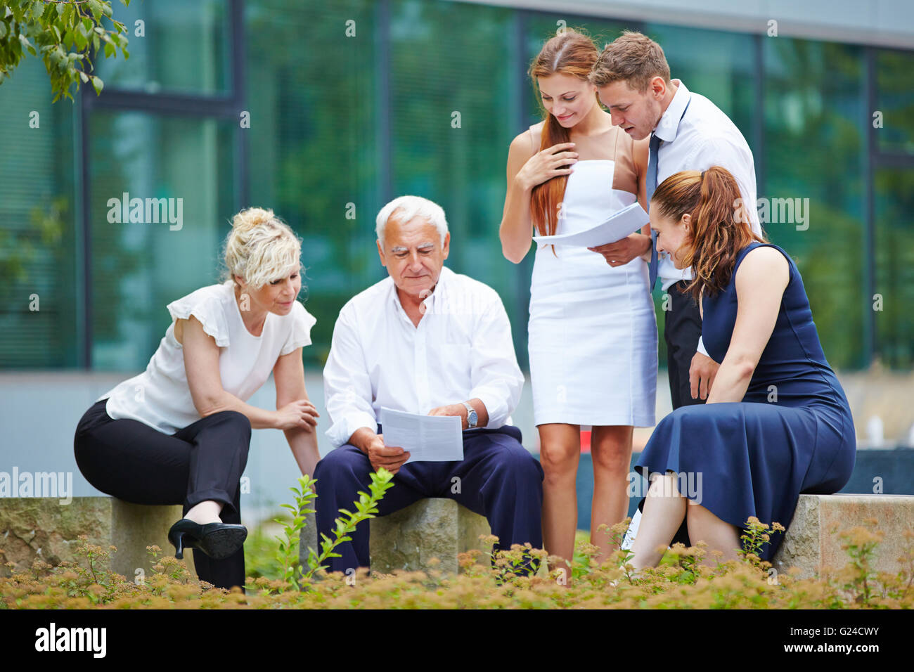 Business meeting outdoors hi-res stock photography and images - Alamy