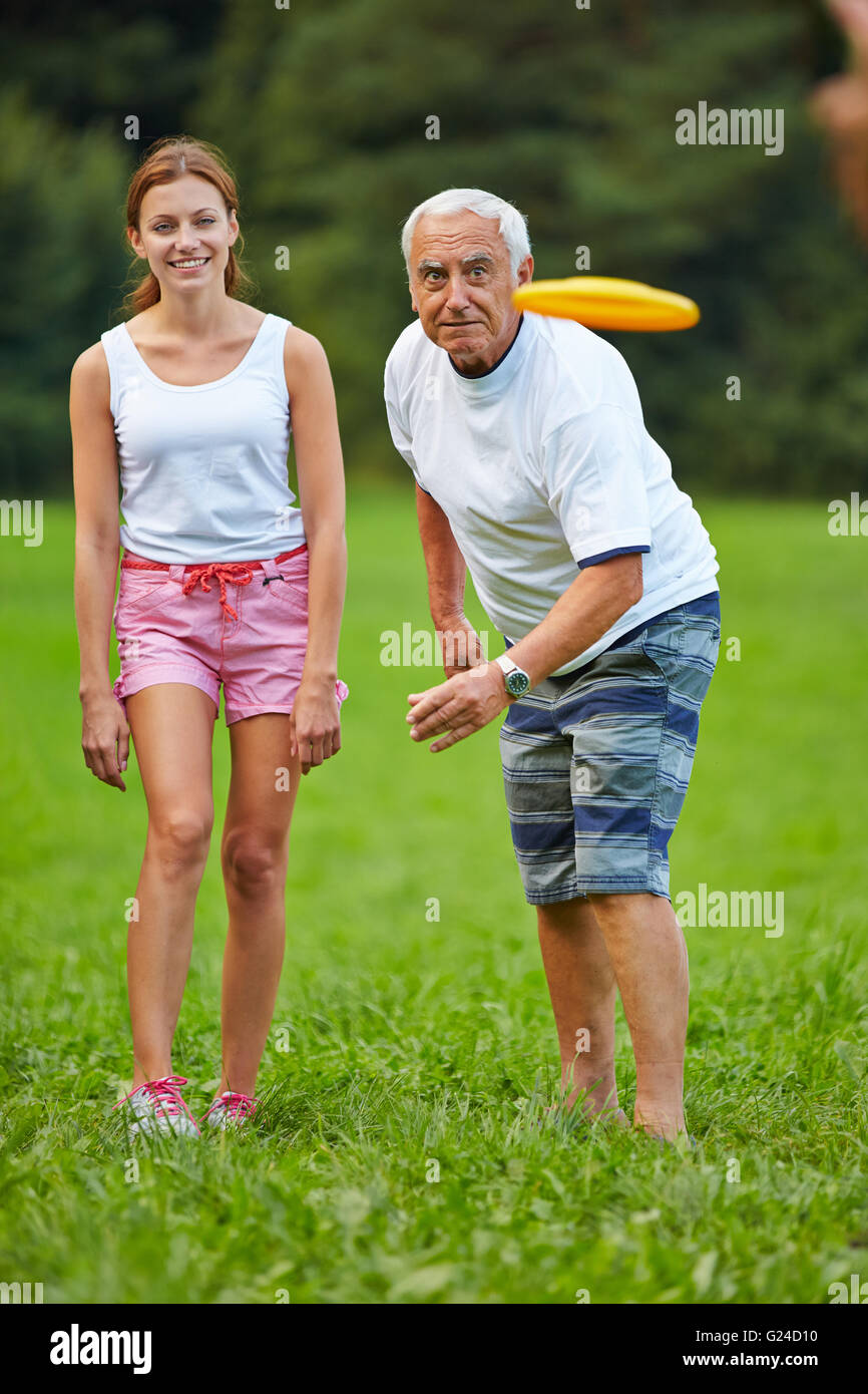 Man throwing a frisbee hi-res stock photography and images - Alamy
