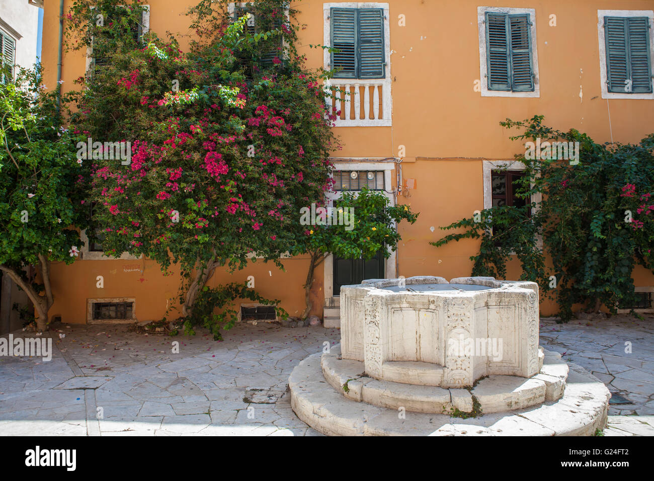 Kremasti Square, aka Parados Komninon, with a Venetian well in the ...