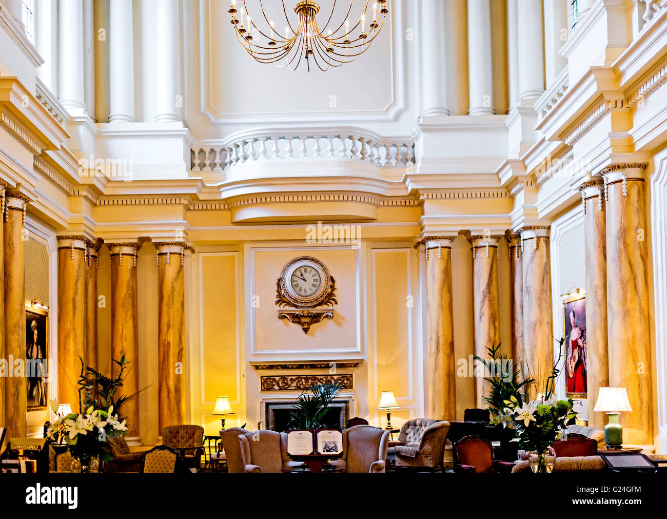 English lobby hi-res stock photography and images - Alamy