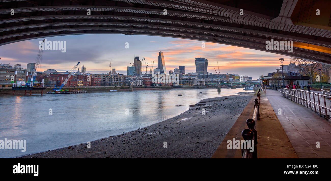 The River Thames is a river that flows through southern England,United ...