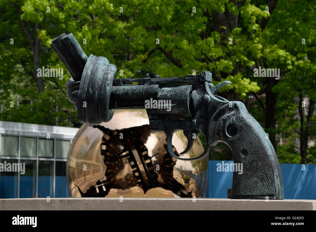 Sculpture united nations hi-res stock photography and images - Alamy