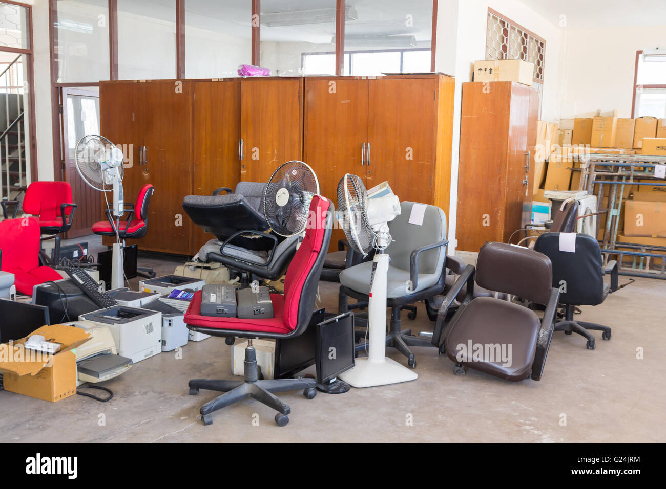 Abandon abandoned office building interior hi-res stock photography and ...