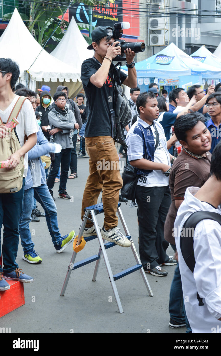 Photographer using ladder when take picture in little tokyo ennichisai ...