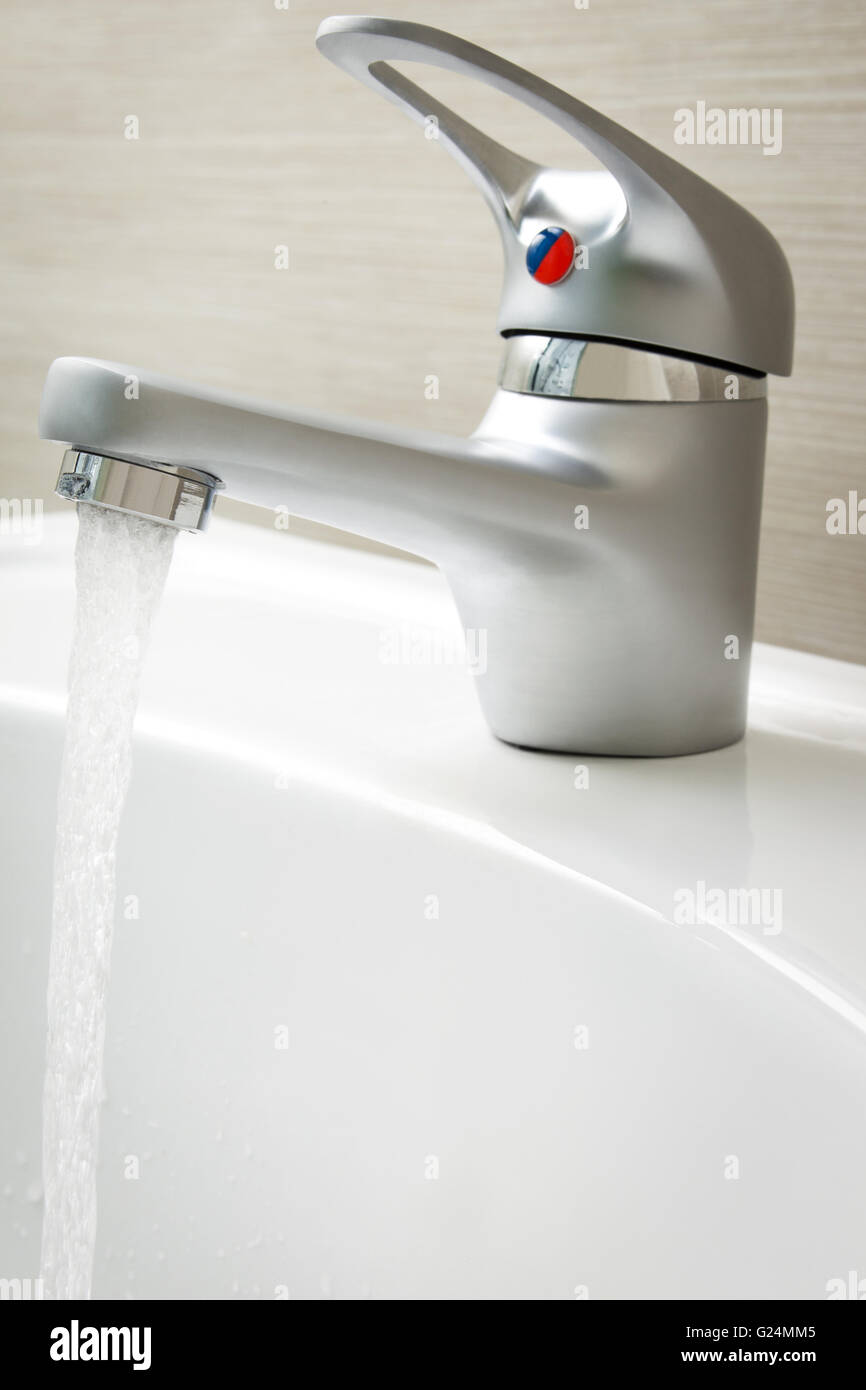 Stream and drops of pure water in a sink Stock Photo - Alamy