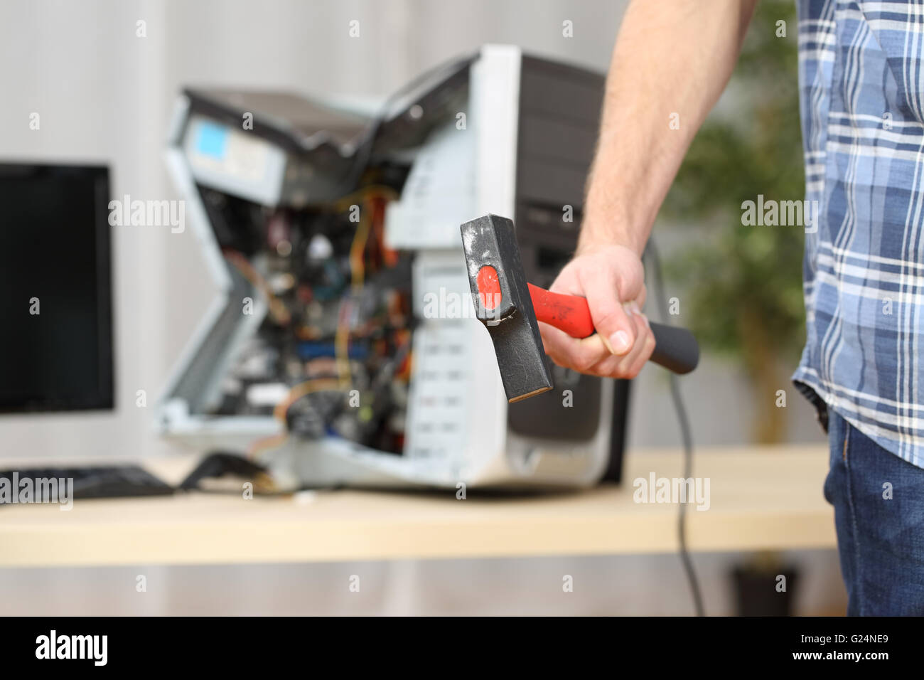 Man smashing computer with hammer hi-res stock photography and images ...