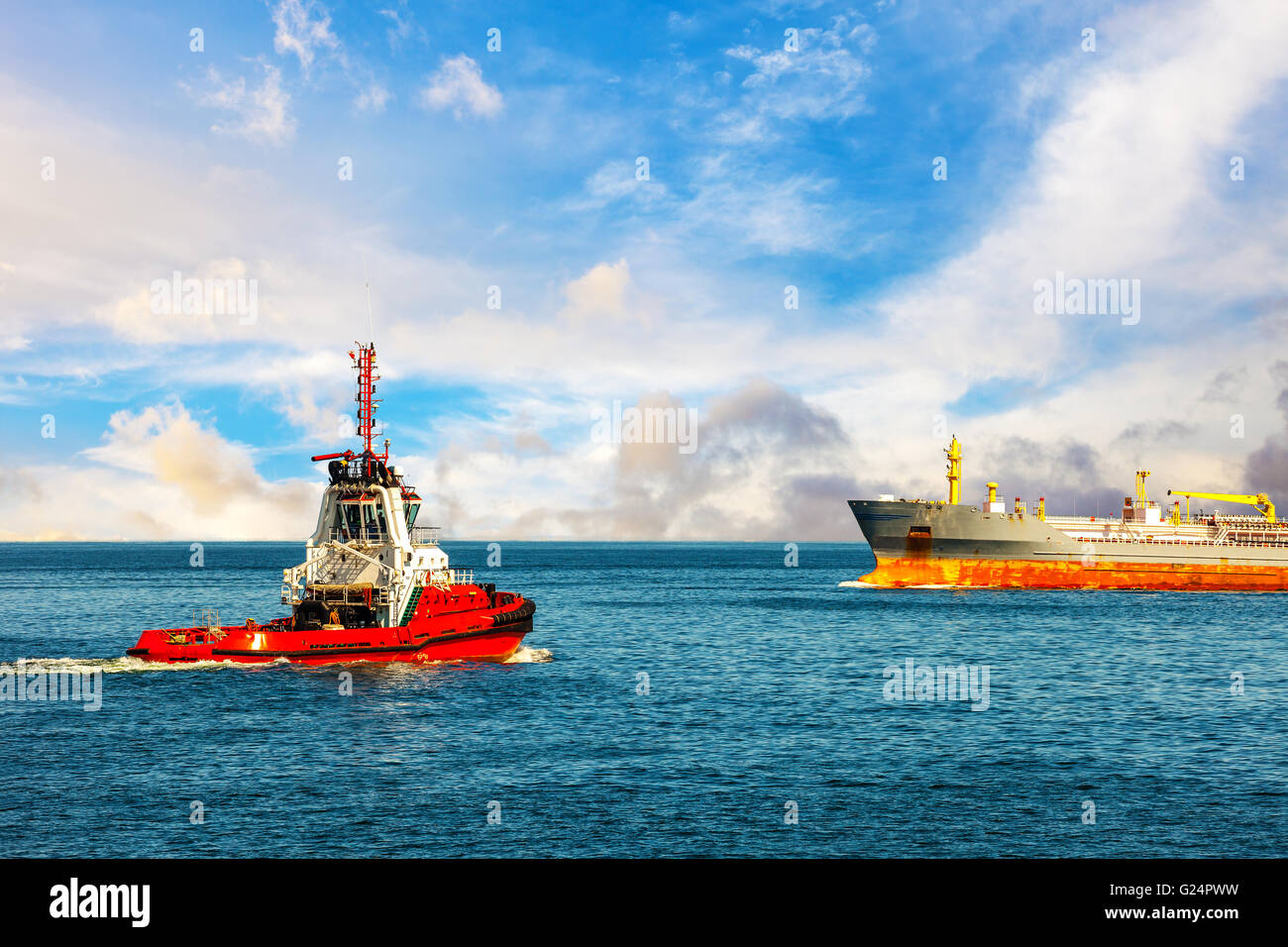 Tanker tug boat hi-res stock photography and images - Alamy