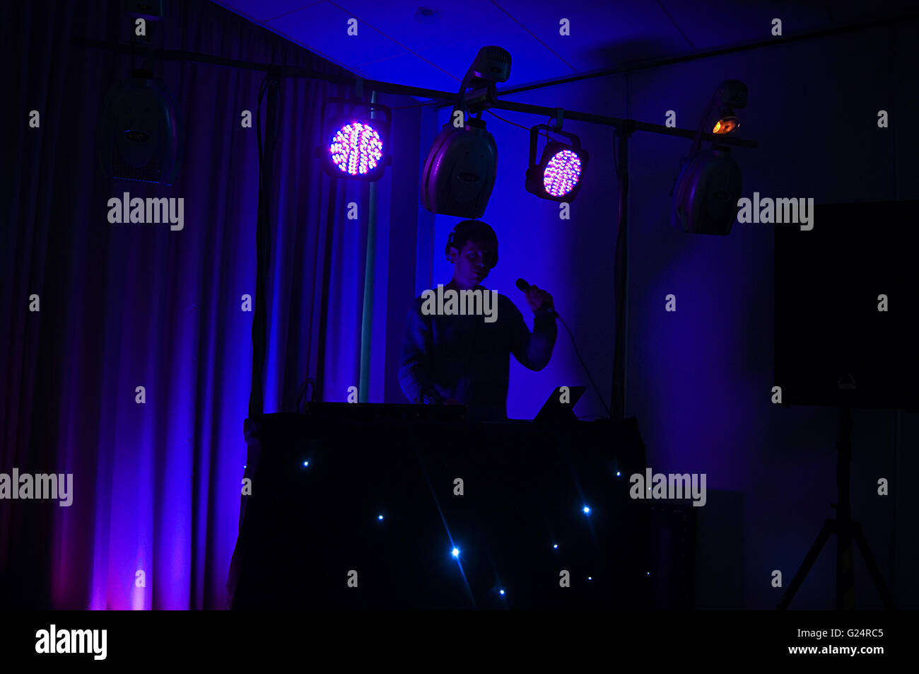 Ppl playing hi-res stock photography and images - Alamy