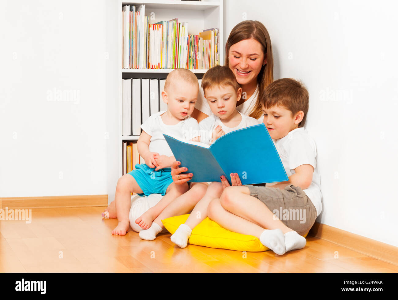Diverse children reading book hi-res stock photography and images - Alamy