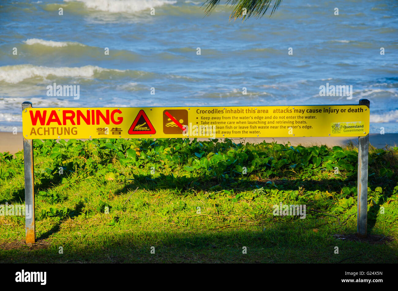 Australia crocodiles warning sign hi-res stock photography and images ...
