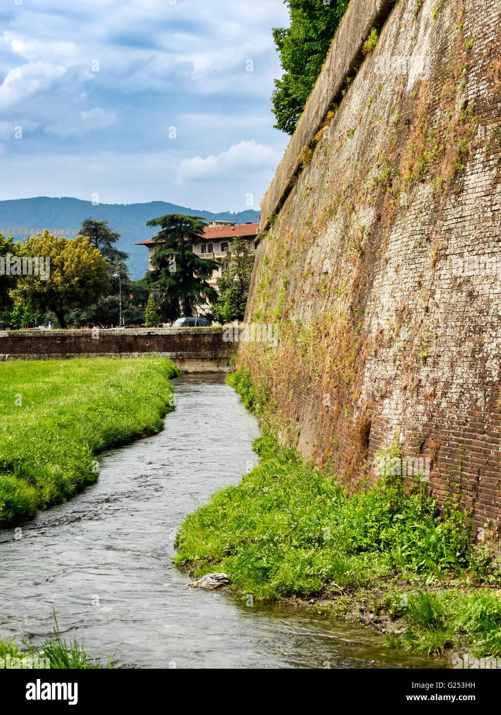 City walls around Lucca in Tuscany, Italy Stock Photo - Alamy