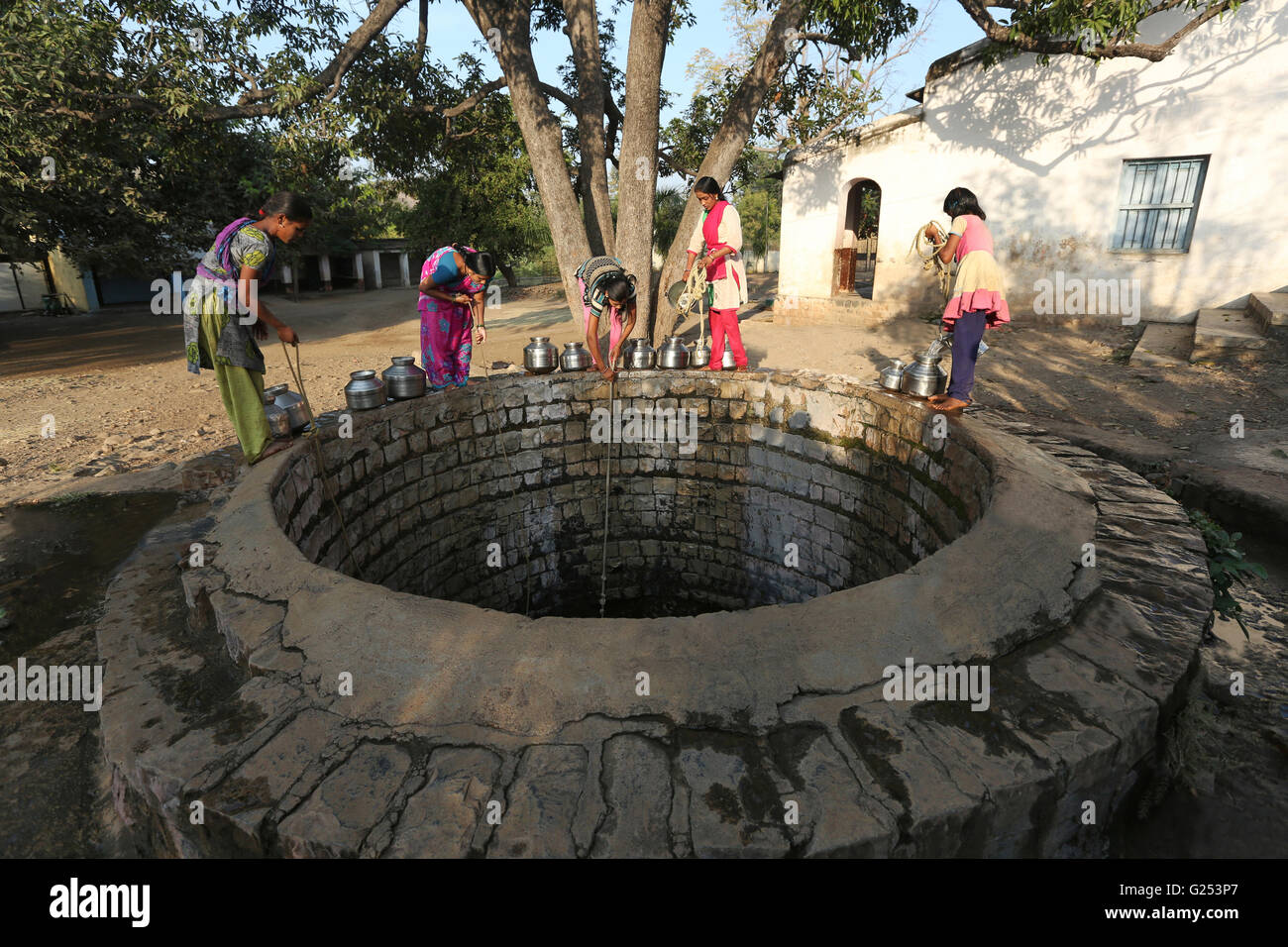 Women fetching water from well hi-res stock photography and images - Alamy