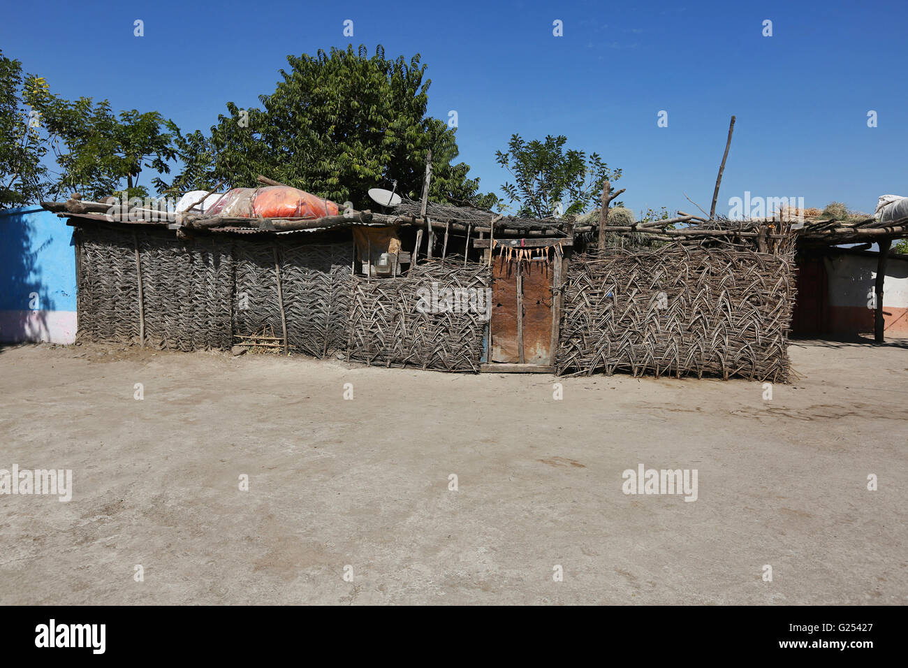 ANDH TRIBE - Wattle walls with woven lattice of wooden strips. Injegaon ...