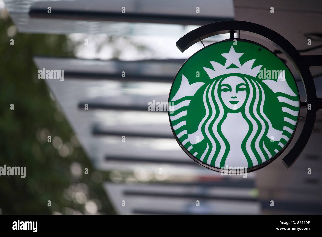 Starbucks coffee shop sign logo Stock Photo - Alamy