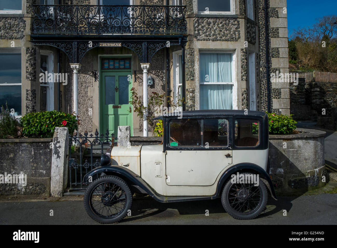 Car parked outside house hi-res stock photography and images - Alamy