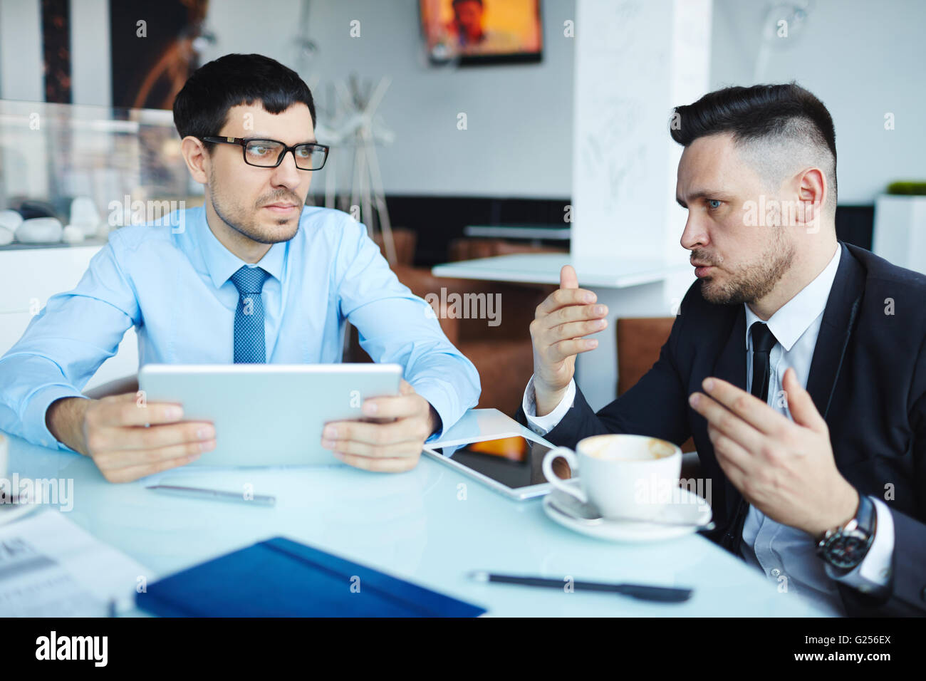 Group talking serious cafe hi-res stock photography and images - Alamy
