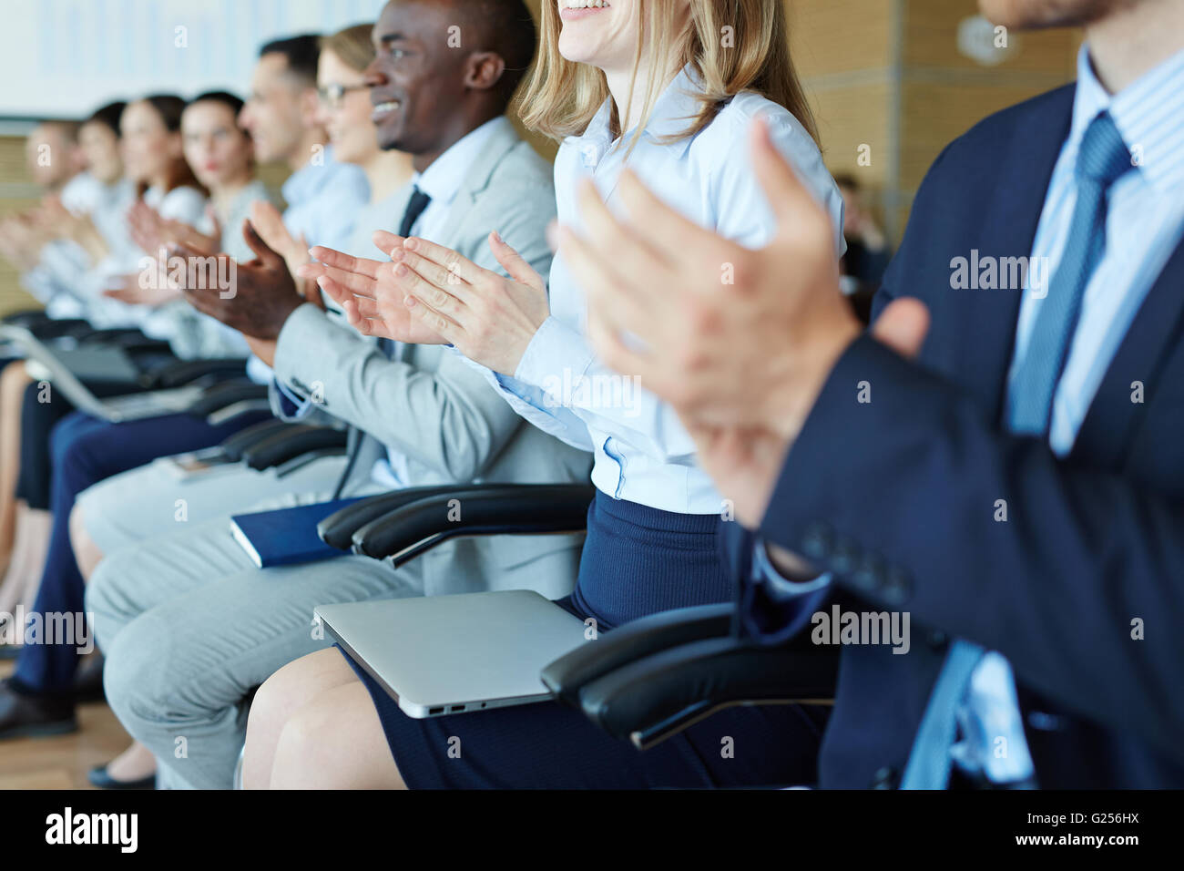 Ovations hi-res stock photography and images - Alamy
