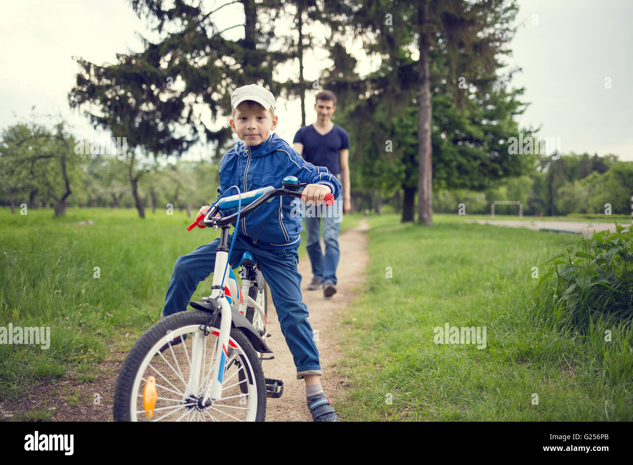 Father teaching his son how to ride a bicycle hi-res stock photography ...
