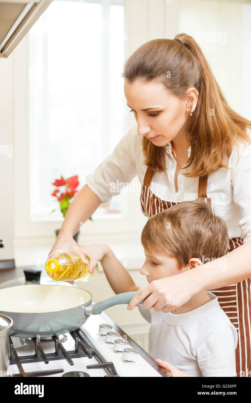 Mother son kitchen cooker hi-res stock photography and images - Alamy