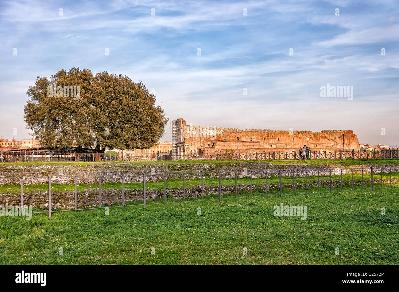 The roman colosseum landmark famous ruins hi-res stock photography and ...