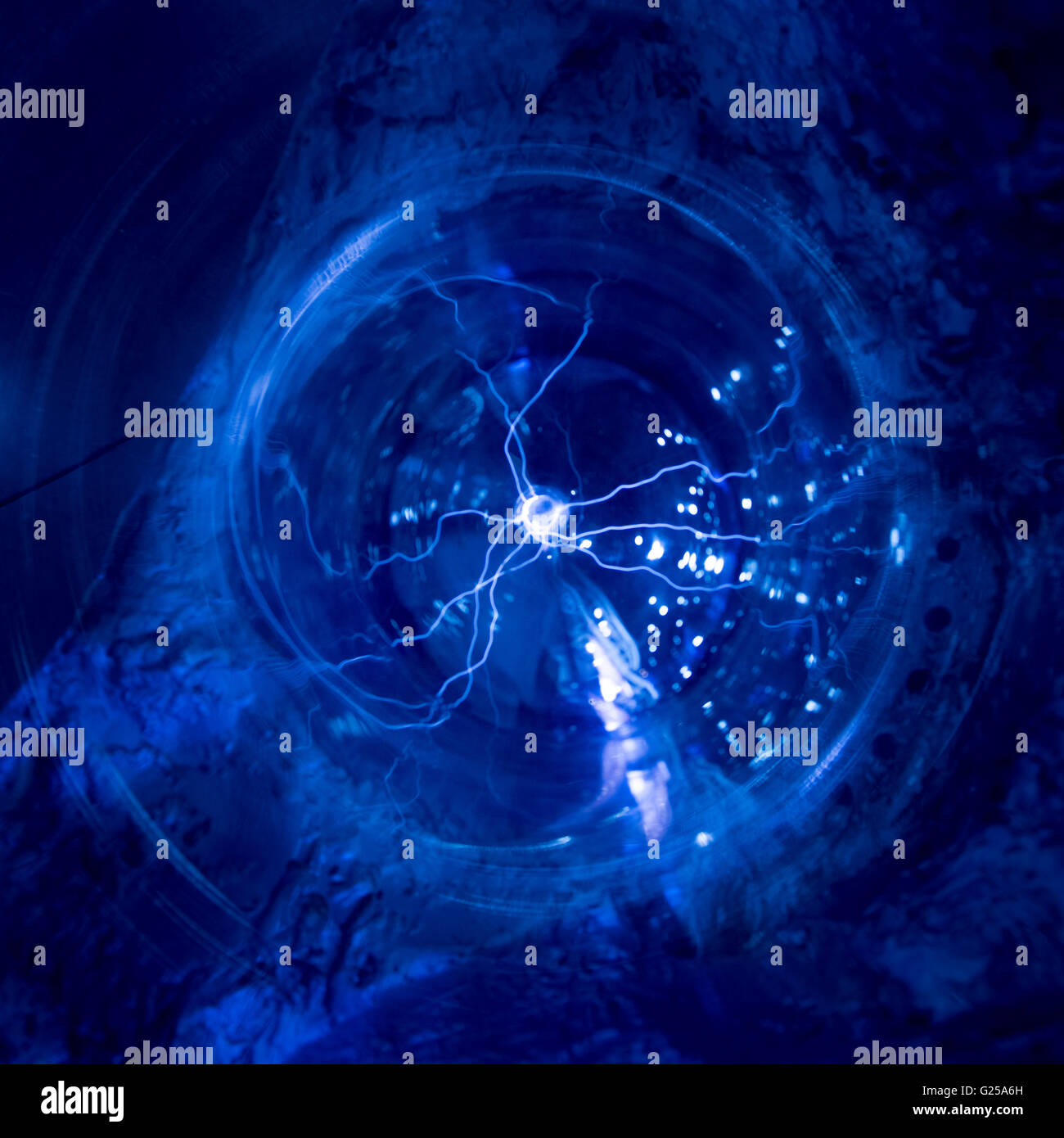 Tesla coil hi-res stock photography and images - Alamy