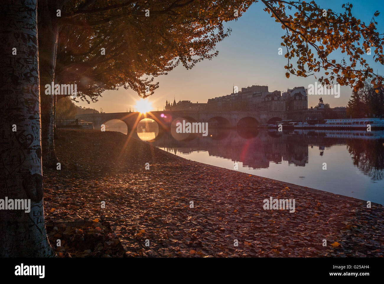 Paris france seine sunset hi-res stock photography and images - Alamy