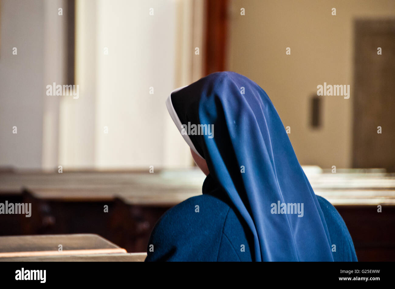 Catholic nun praying hi-res stock photography and images - Alamy