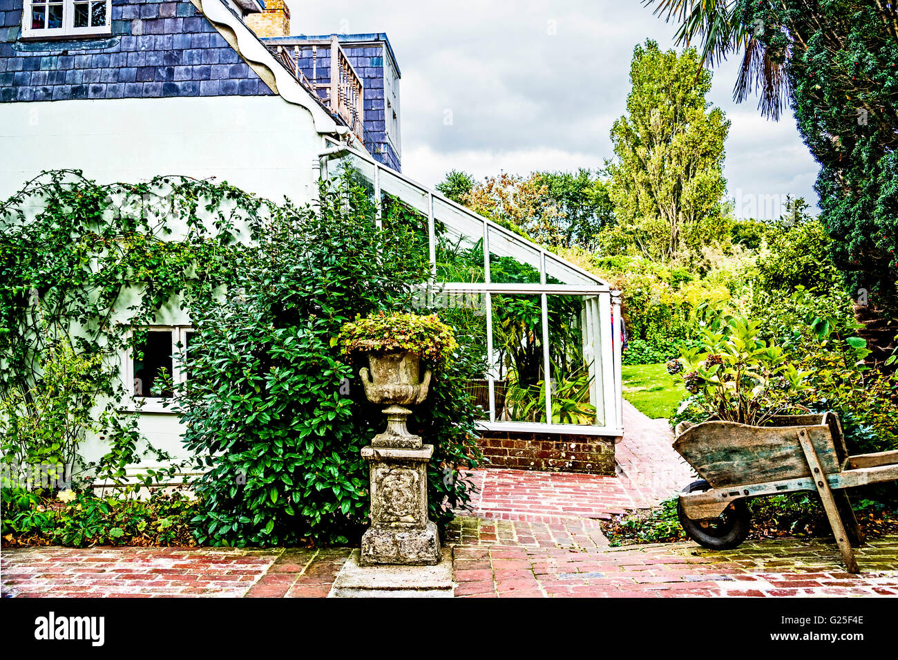 Garden at Monk's House, home of Virginia and Leonard Woolf in Rodmell ...