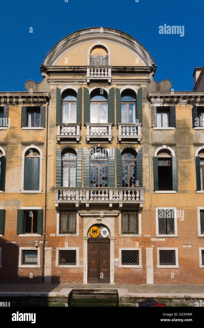 Consulate building hi-res stock photography and images - Alamy