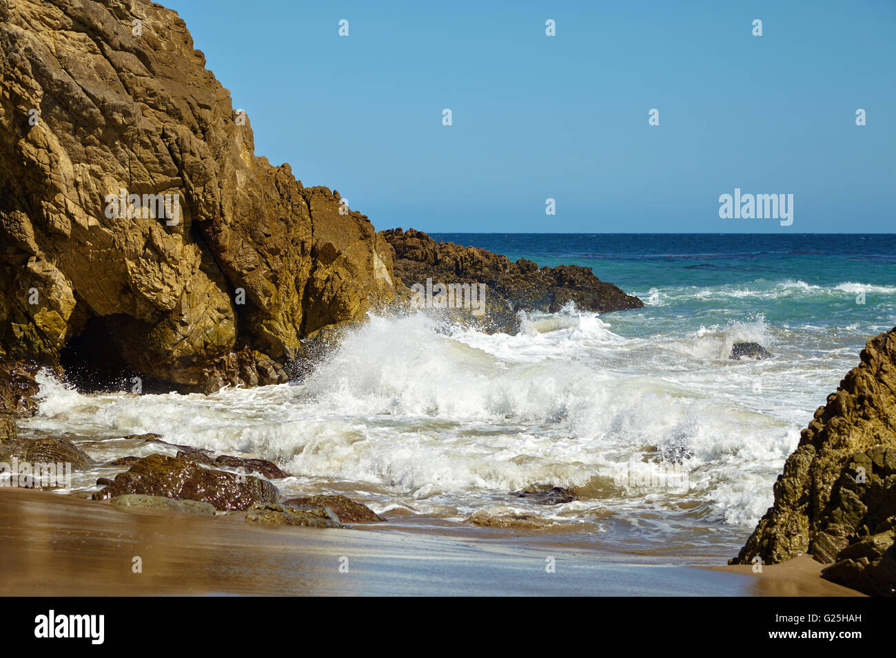 Sea waves beating on cliffs hi-res stock photography and images - Alamy