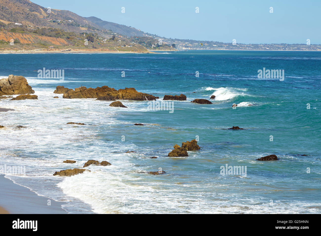Waves surf splashing against rocks hi-res stock photography and images ...