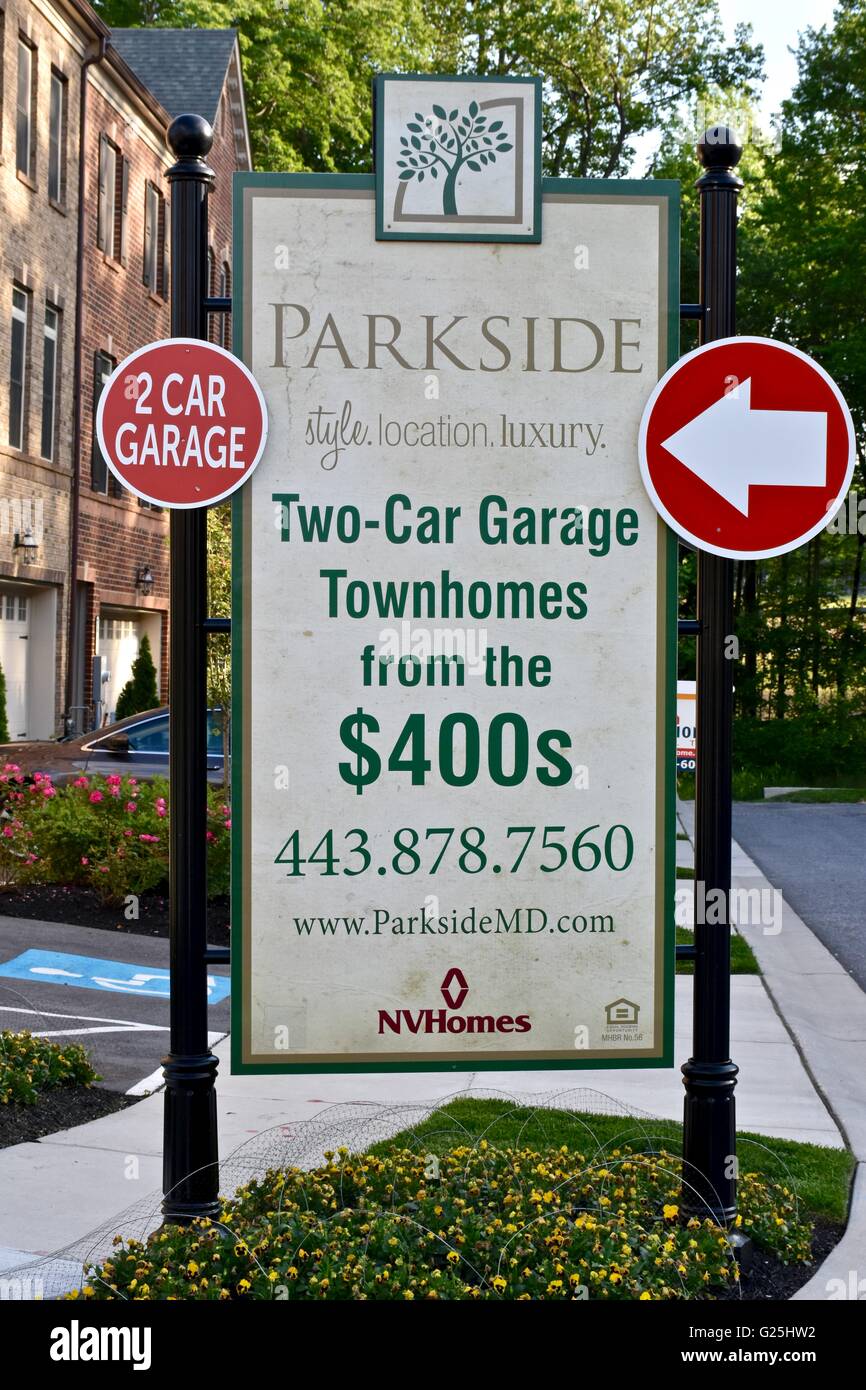 A new luxury homes sign Stock Photo - Alamy