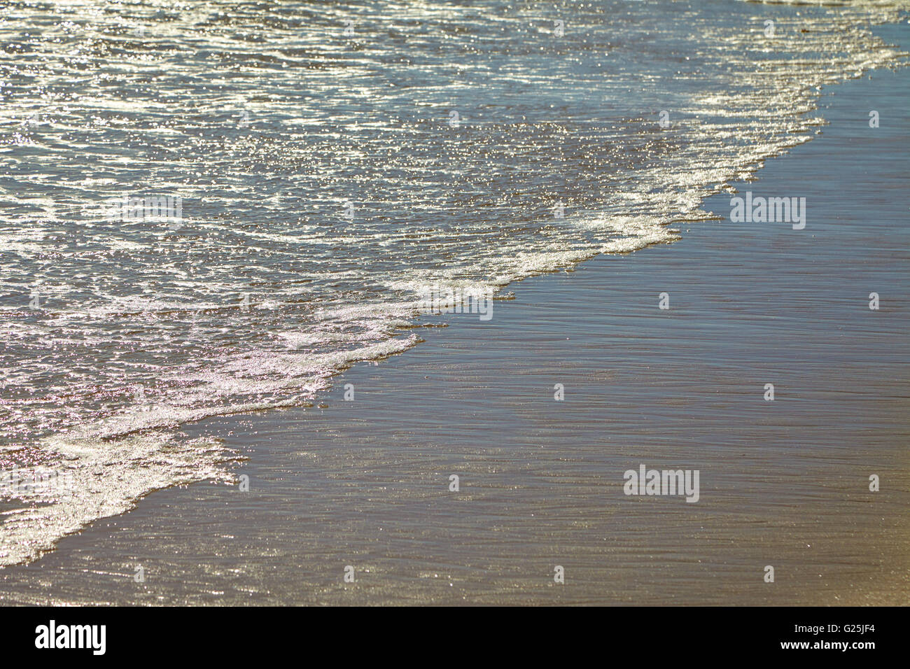 Seafoam on sandy beach hi-res stock photography and images - Alamy