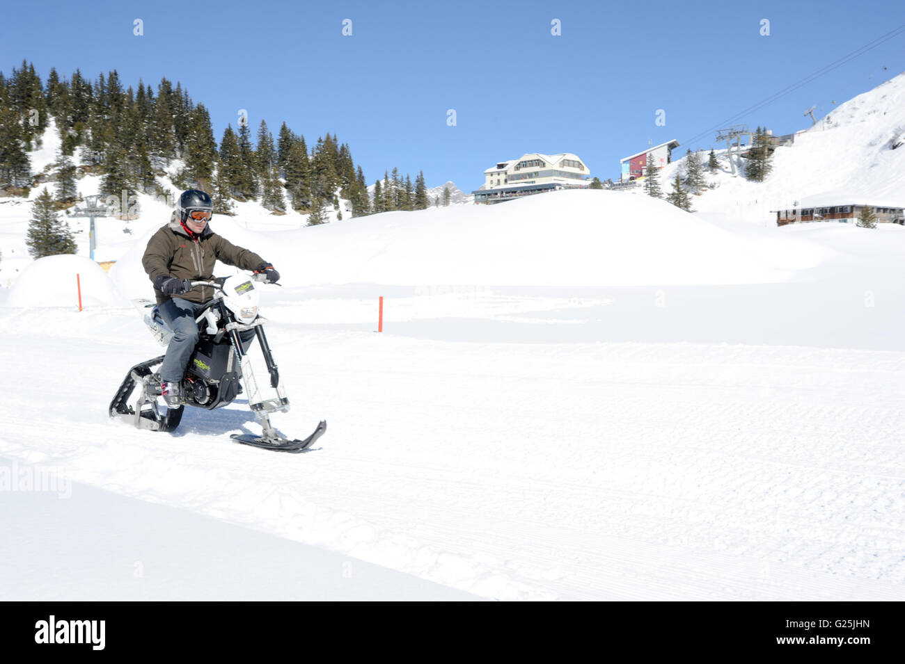 Snowmobile racing hi-res stock photography and images - Alamy
