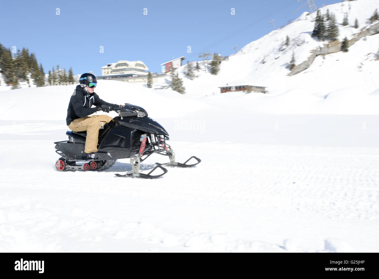 Snowmobile racing hi-res stock photography and images - Alamy