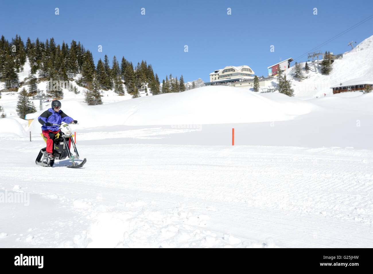 Snowmobile racing hi-res stock photography and images - Alamy