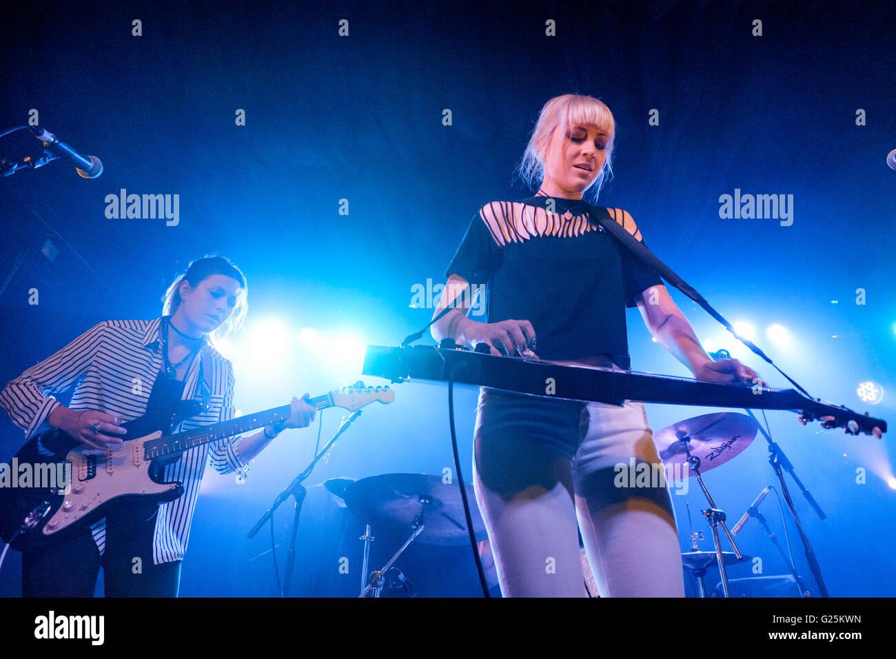 Singer on stage onstage sisters slide guitar hi-res stock photography ...