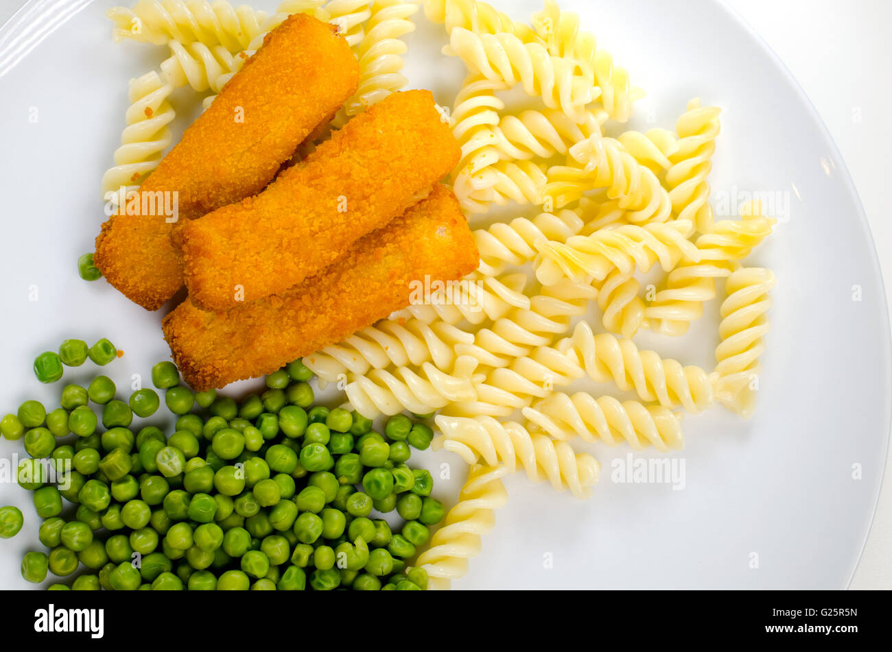 Dinner with fish fingers, pasta and peas Stock Photo - Alamy