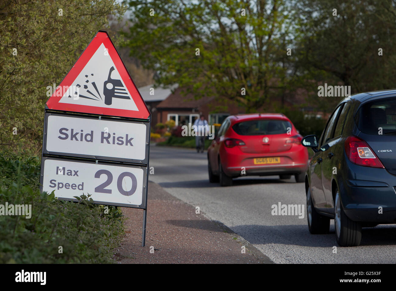 Skid risk signs hi-res stock photography and images - Alamy