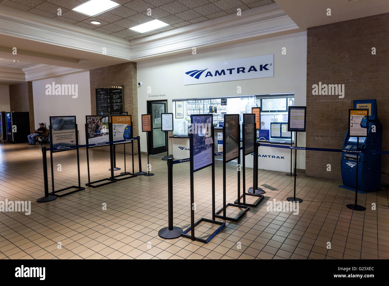 Amtrak passenger train at station hi-res stock photography and images ...
